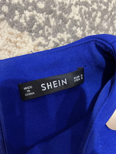 Shein platye S elektr elegantnoe