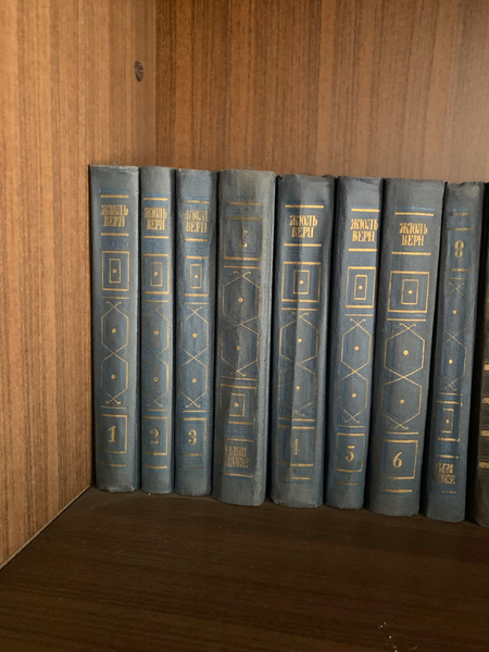 Продаются книги, подписные издания.