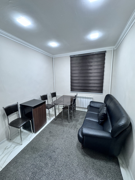 Chorsu yaqinida ofis