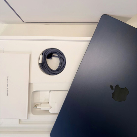 MacBook Air M3 8/256GB 13,6inch 2cycle 100%