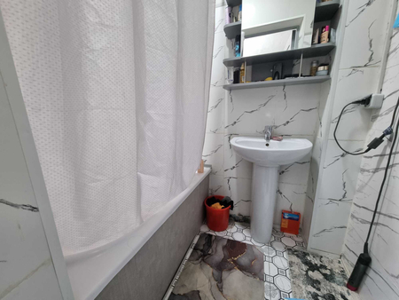 СРОЧНО 1 в 2 ком Юнусабад 4й квартал. Средний этаж (158676)