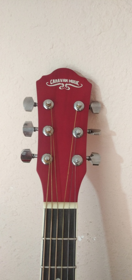 Gitara sotiladi.