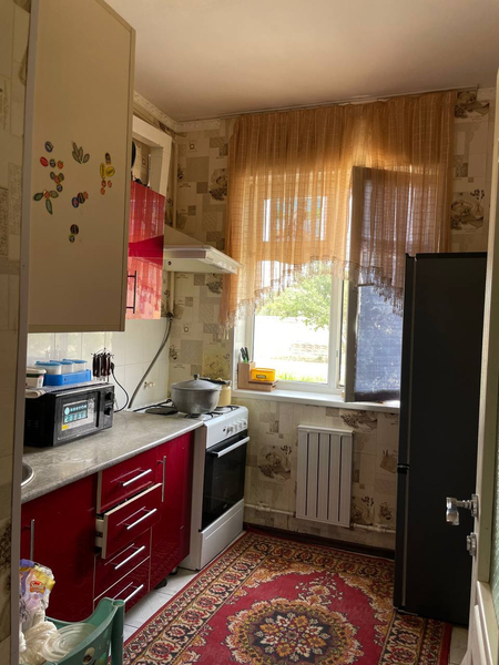Срочно 3 хонали кв  сотилади 1этаж камолот доми