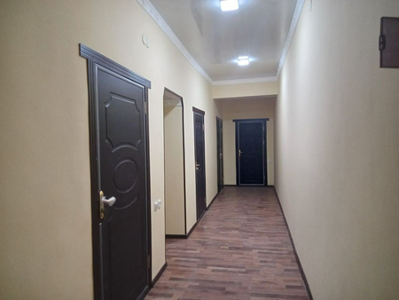 Barkamol avlod roʻparasida 9 etajkada 7 etajda 2 xonali uy 77 kv