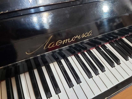 пианино Ласточка черное