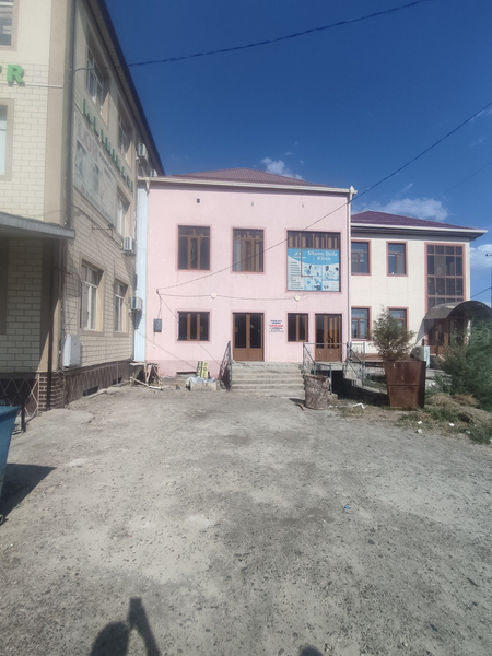 2 qavatli Noturar bino sotiladi. Shofirkon tuman markazida.