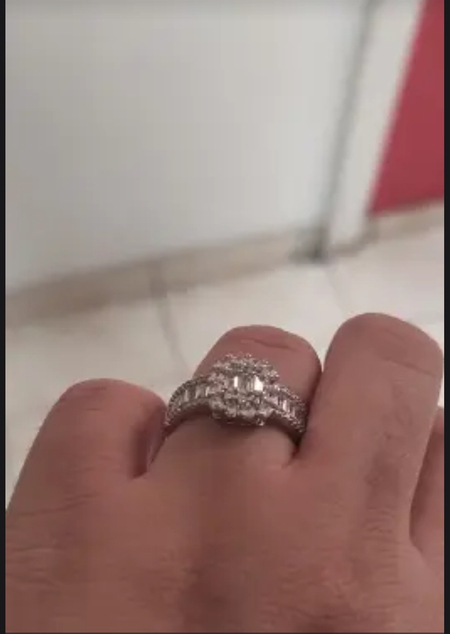 Серебряное кольцо продаётся женское