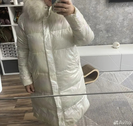 Продам Белую Перламутровую курточку