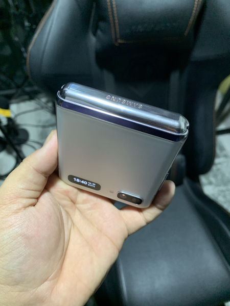 Samsung Z Flip 2 aybi rasmda sastayana ideal
