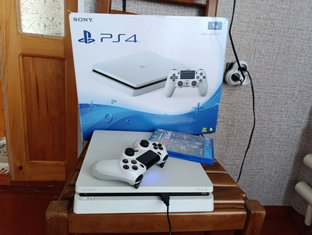 Продам PS4 slim в хорошем состоянии память 1 тера байт+игры джойстик