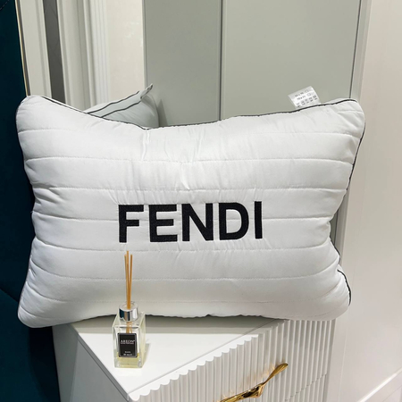 Brend yozuvli yostiqlar