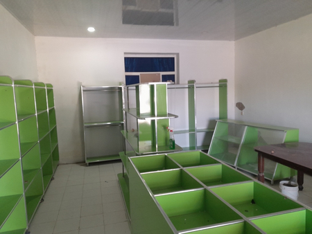 Veterina va kiyim kechak dokoni uchun moljallangan mebellar sotiladi