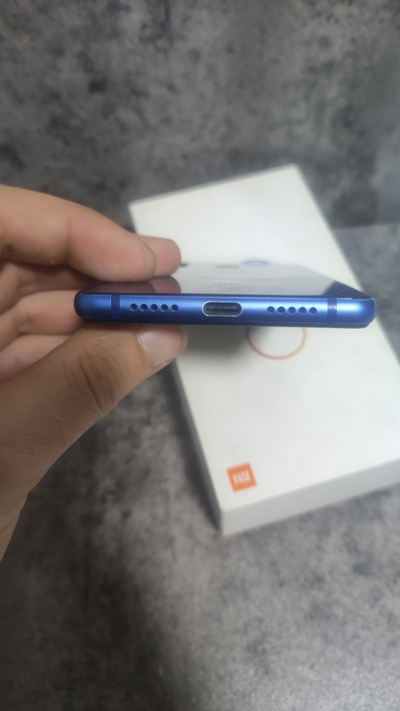 Продам флагман Mi 8se 4/64gb