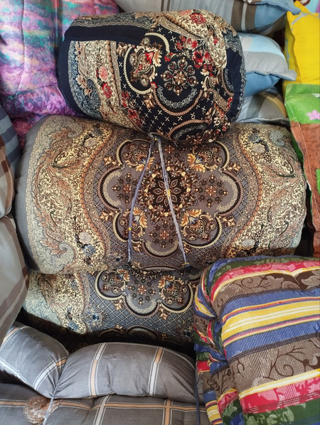 Turli xildagi sifatli matras va ko'rpacha pastellar