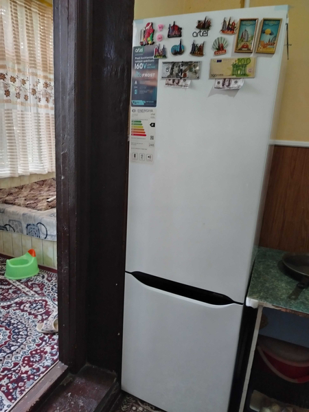 Продаётся из дома холодильник шкаф прихожка стол и стульчики