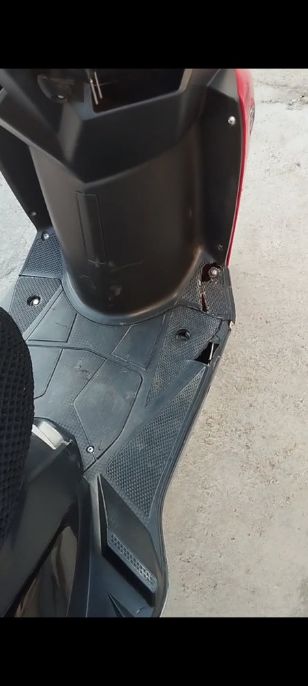 Skuter kawasaki korpusida o'ng tarafidagi azgina singan joyi bor.