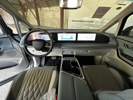 Maxus Mifa 9 minivan