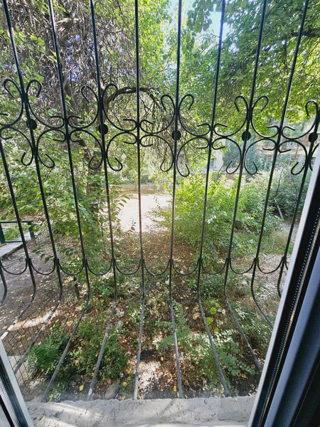 Продам квартиру 1 этаж, 2 комнаты переделаны в 3