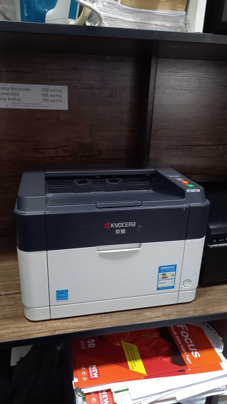 Kyosera. Qora kukunli printer