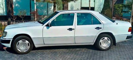 Автомобиль Мерседес, 124 кузов, мотор 102, объем двигателя 2.3