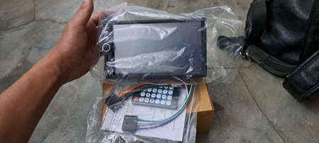 Avtomagnitola 2 DIN pulti
bilan, 7 dyuymli ekran
Bluetooth, USB, AUX