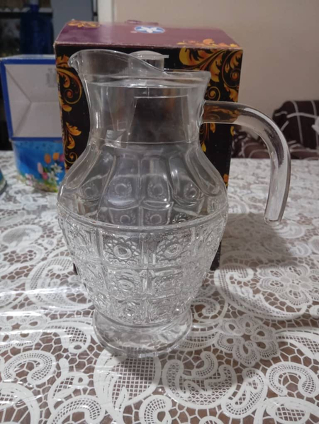 Посуда: чайник, графины, бокалы, салатницы