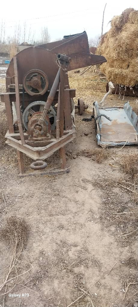 MTZ 80 sotiladi narxi kelishamiz adres Beruniy tumani biybozar ofiida