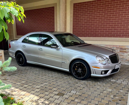 Mersedes benz 211 kampireser