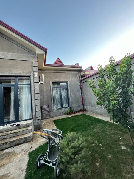 srochna sotiladi. 2 ta yonma yon 3 sotixdan tayyor bitgan uchastka.