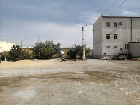Urganch shaxrida Xonqa ko‘chasida 3700 m2 bino sotiladi