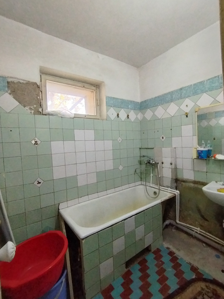 ПРОДАЕТСЯ Чирчик ш. Центральный бозор кирпичный дом 3-этаж 3х