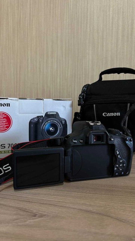 Продаю зеркальную камеру Canon 700D