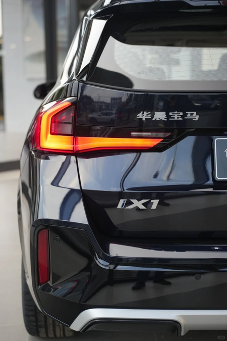 BMW IX1 M KA,2024 красные белые черные