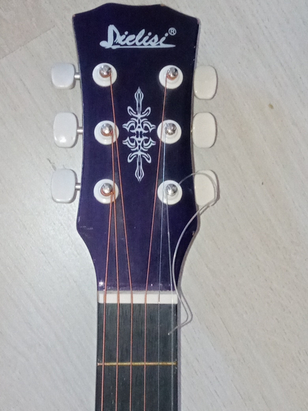Gitara sotiladi.