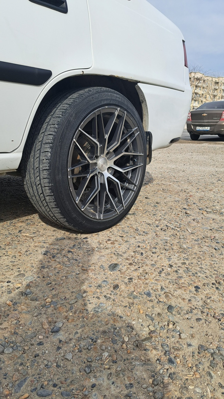 215/45 R17 diska + balon   srochni sotiladi.