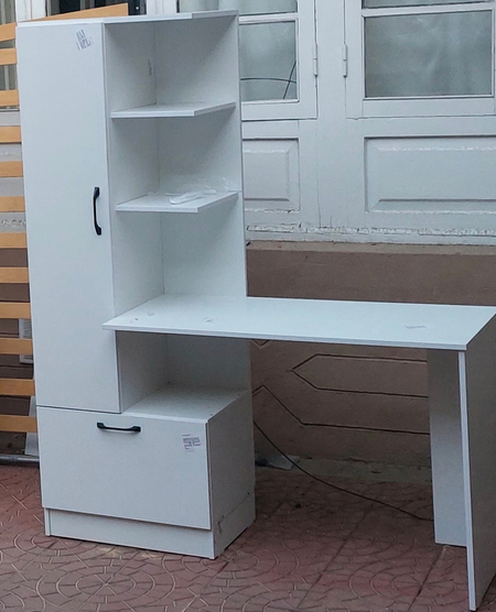 Письменный стол со шкафом.