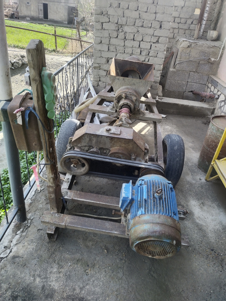 Xom gʻisht ishlab chiqaradigan aparat sotiladi