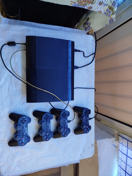 ps3 slim eng zor xolat yangi 4jostik yangi karobka dakument bor