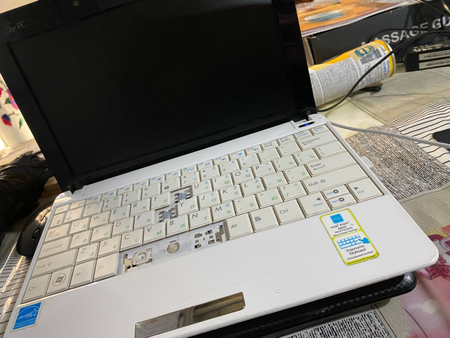 Netbook ASUS 2 ta oq va qora, hamma joyi ishaydi, Arzon narxda