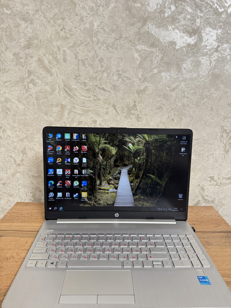 Ноутбук HP 15-dw3033dx / i3-1115G4 / 8GB / SSD 256GB
