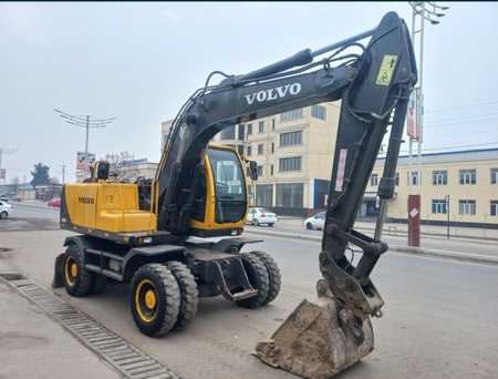 Volvo 130 sotiladi