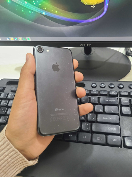 Iphone 7  sotiladi