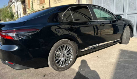 Toyota Camry Hybrid 75  год 2023