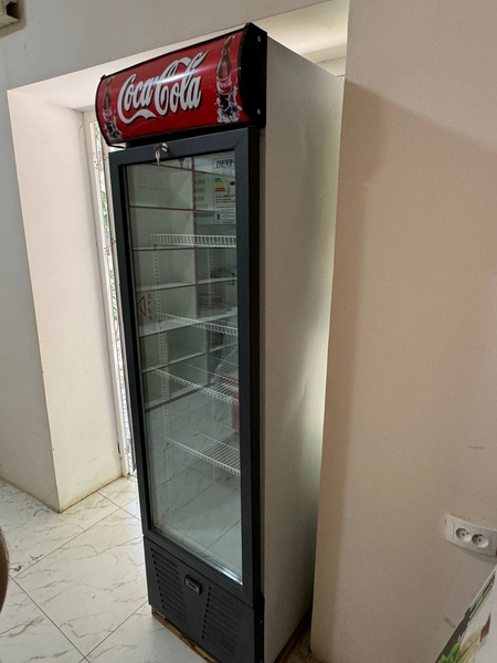 Продам Витринный холодильник для напитков использовал 3 месяца