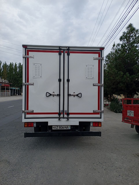 Isuzu yuk mashina