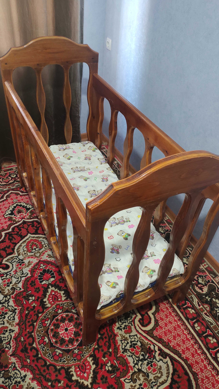 Кровать из натурального дерева для детей