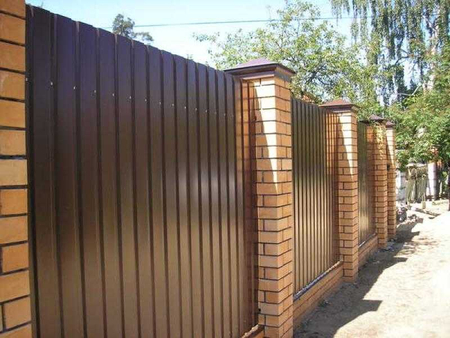 Заборы и ограждения из профнастила и ДПК