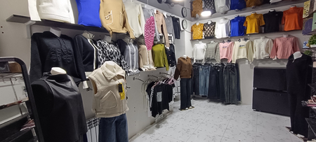 Dokon mebili polkalari temirlari manikenlari bilan birgalikda sotiladi