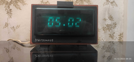 Винтажные часы будильник  Электроника 6 - СССР.