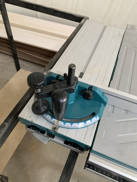 Распиловочный станок Makita